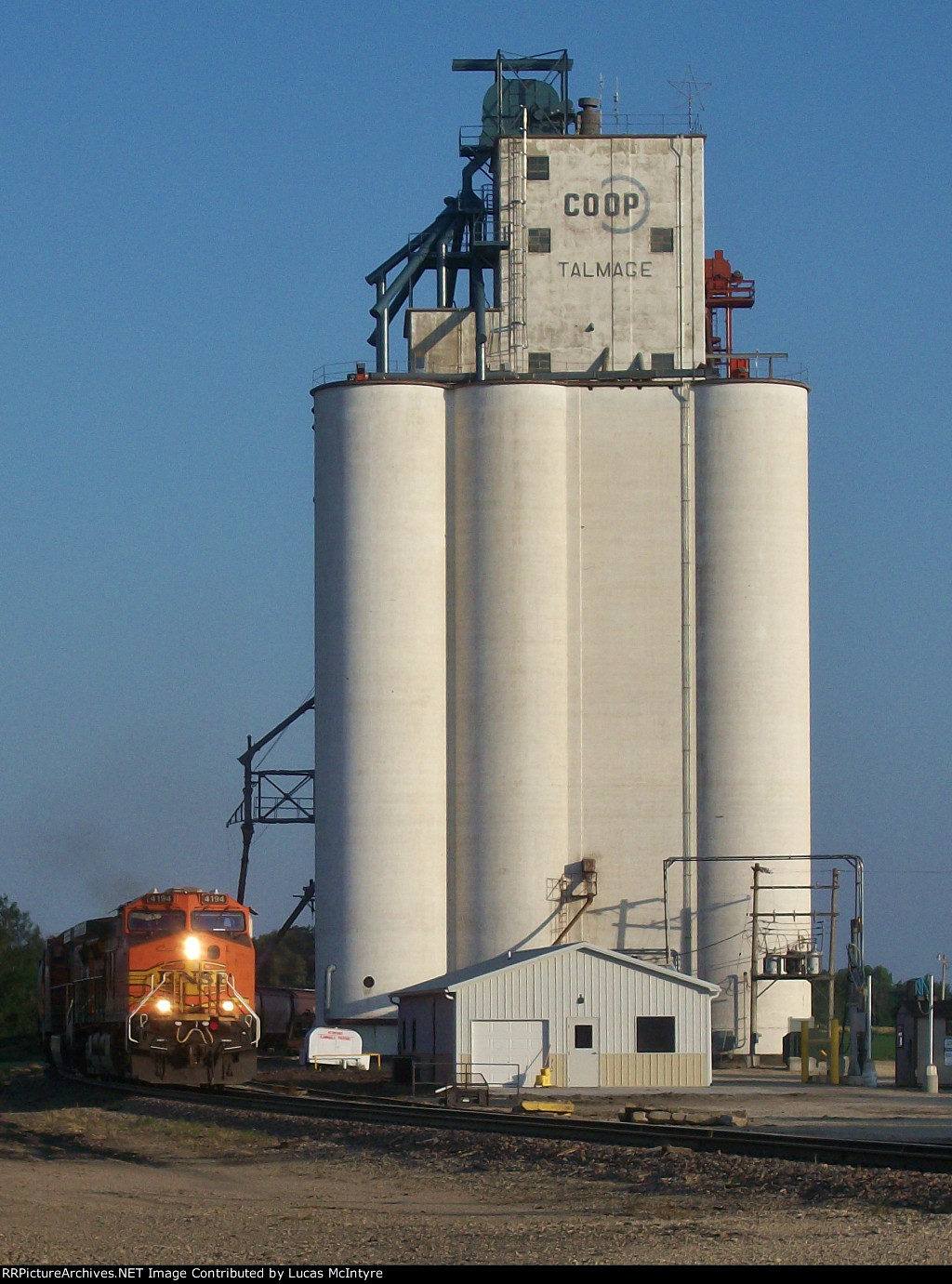 BNSF 4194 westbound BNSF empty grain train